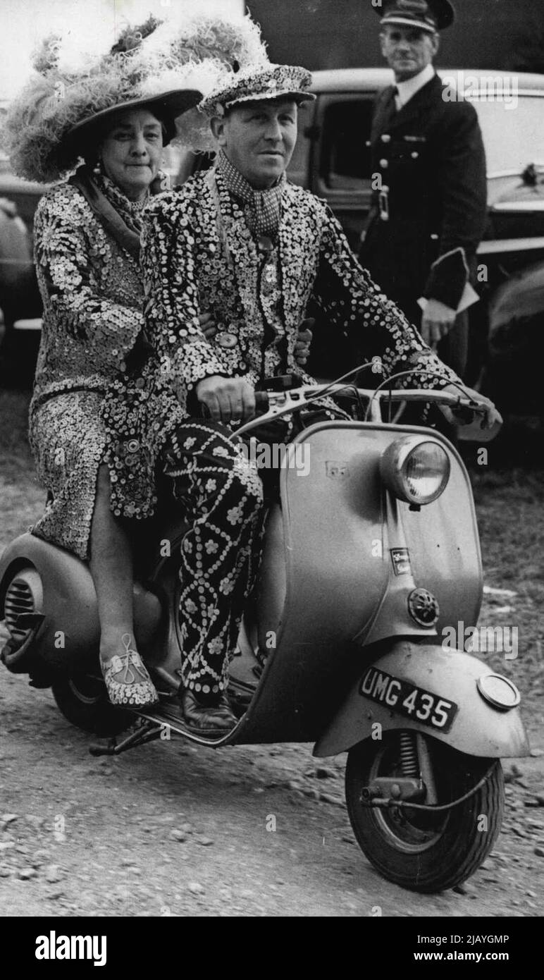 London's Cockney Coster "King And Queen" Arrive In Style - Mr. and Mrs ...