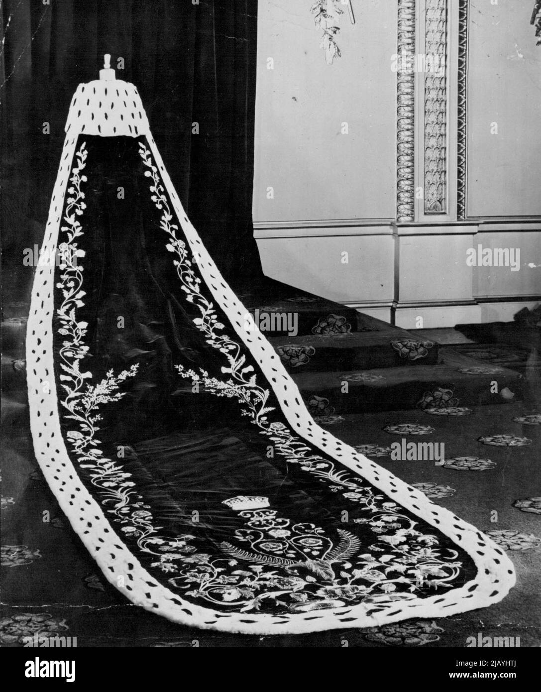 Queen elizabeth ii coronation dress hi-res stock photography and images ...