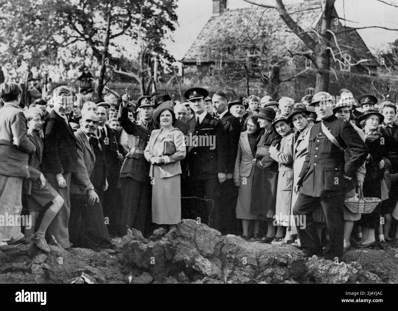 King George VI - General Scenes - 1939-1945. September 30, 1940. (Photo ...