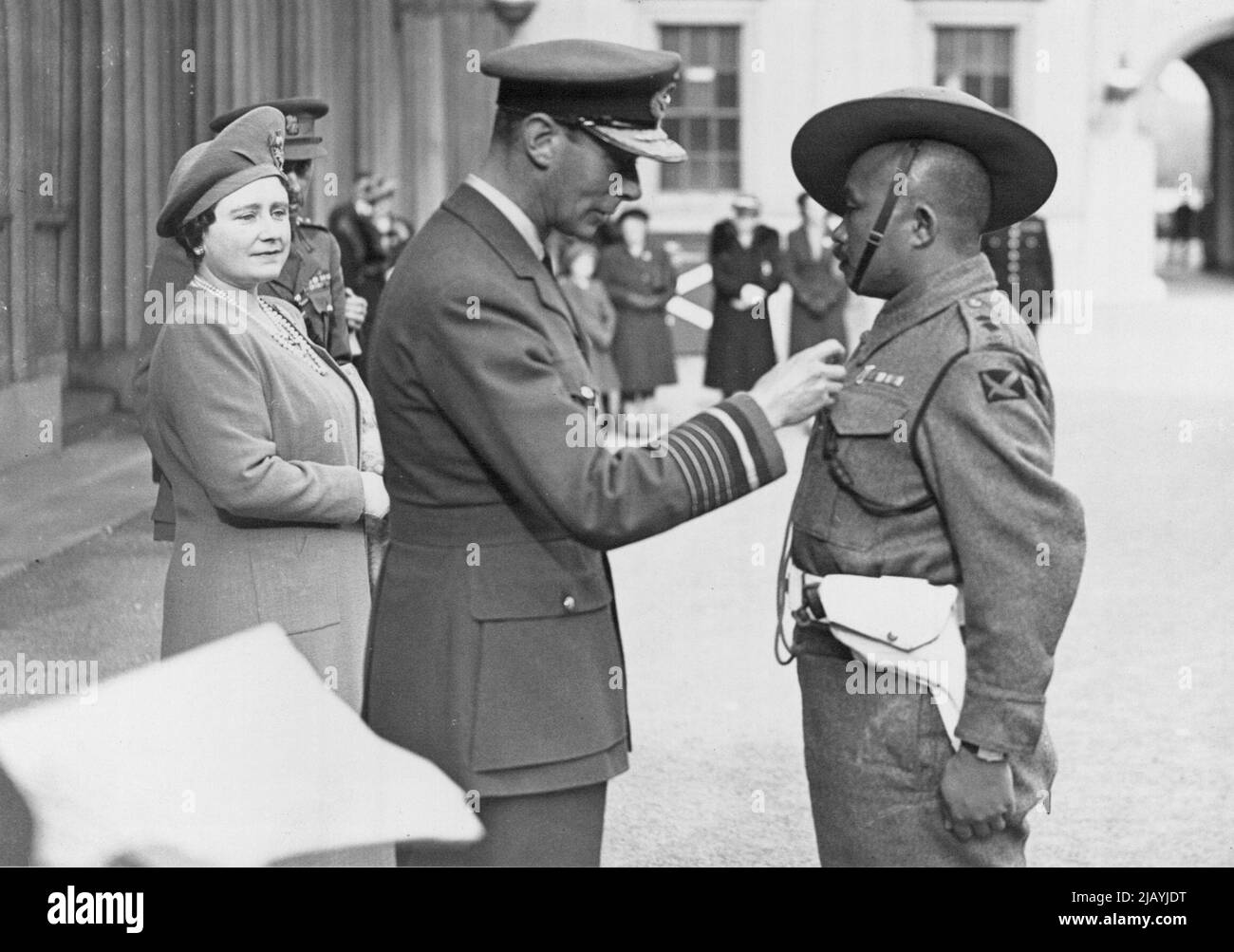 King And Queen Inspects 4th. Indian Division At Buckingham Palace And ...