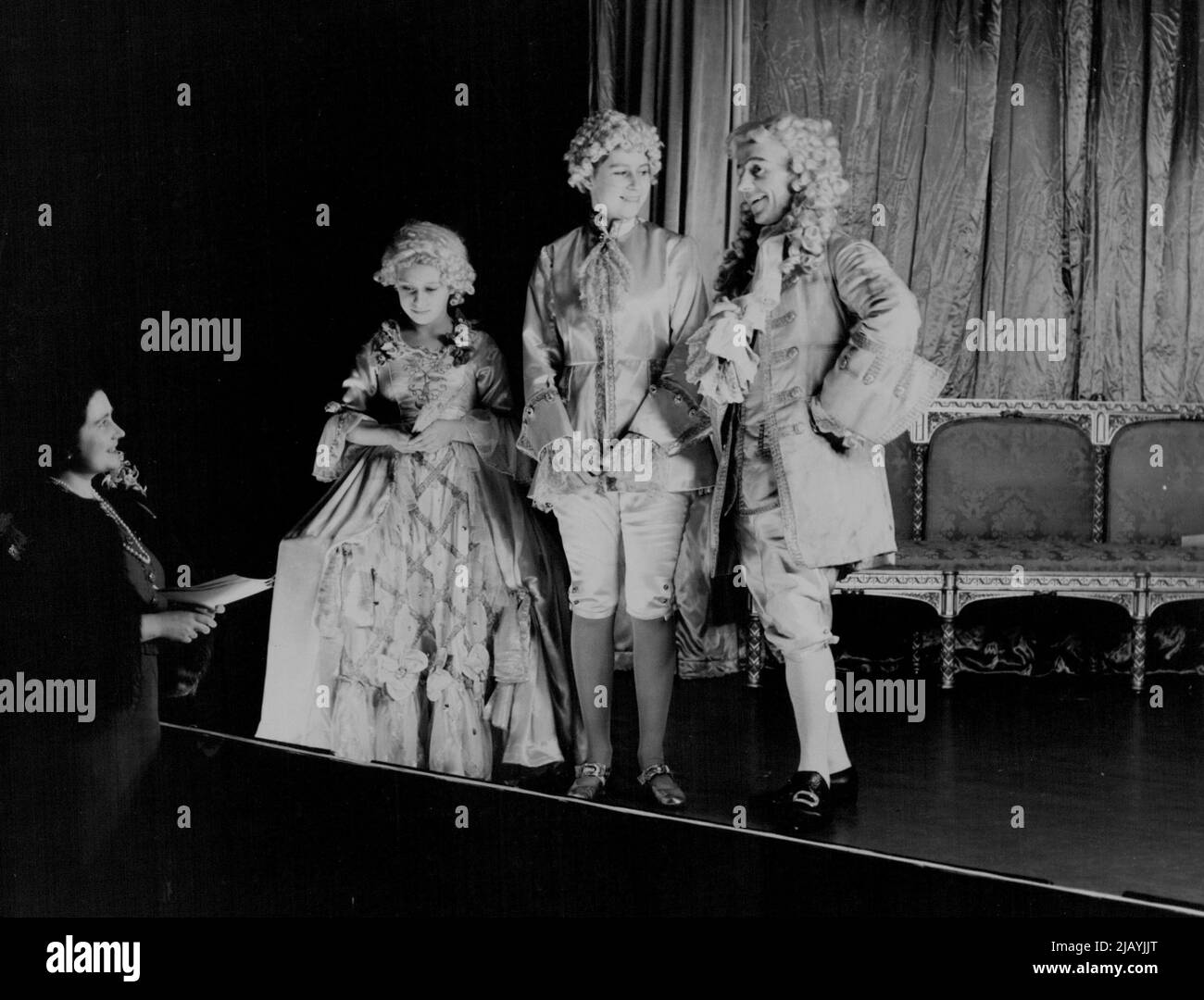 Princess elizabeth pantomime pictures hi-res stock photography and ...