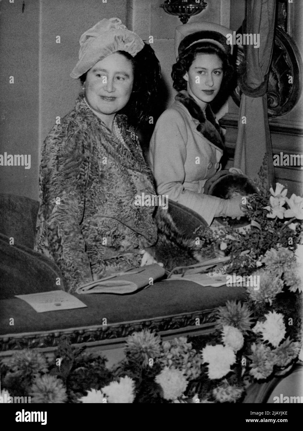 Queen and Princess Margaret Attend London Pageant Queen Elizabeth and ...