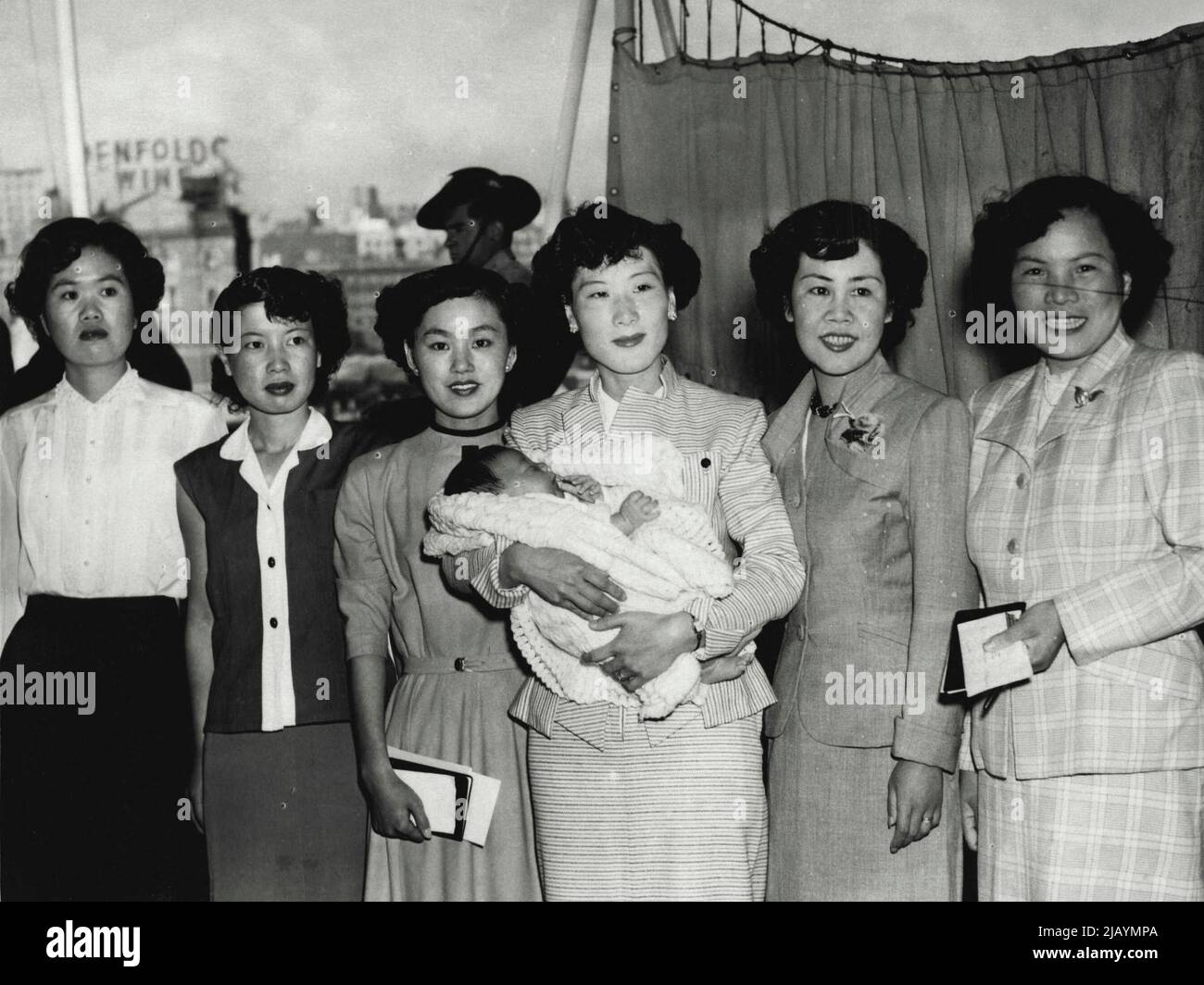War brides hi-res stock photography and images - Alamy