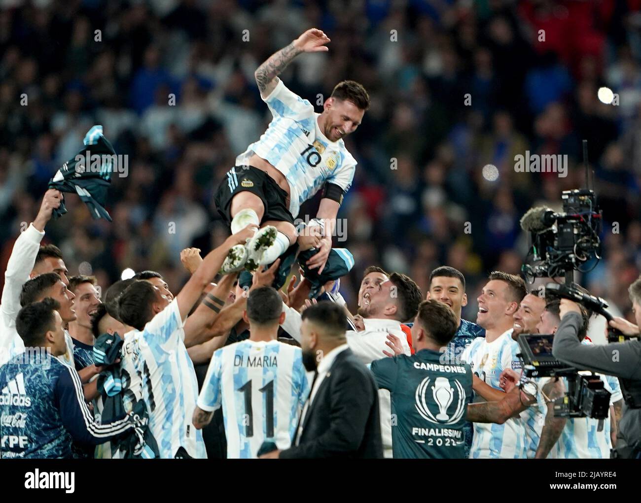 Argentina throw Lionel Messi in the air after the Finalissima 2022 ...
