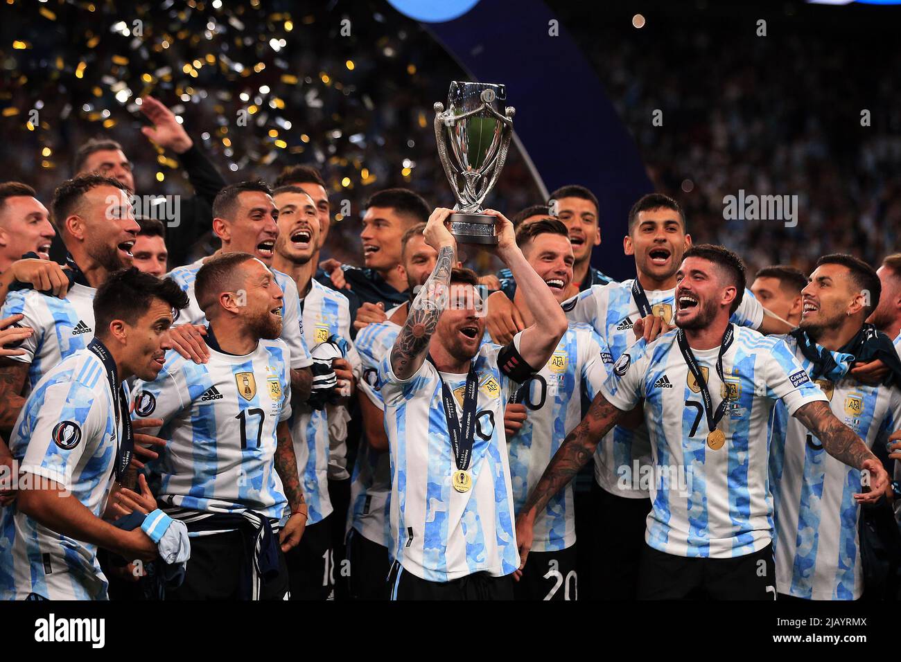 Lionel messi copa america trophy hi-res stock photography and images ...