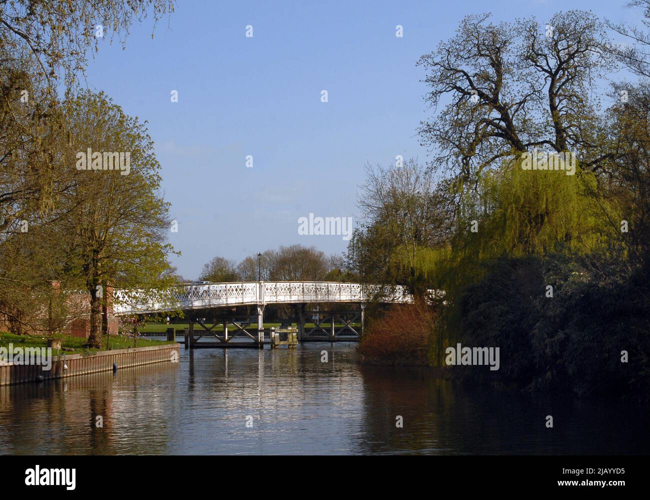 THE WHITCHURCH TOLL BRIDGE OVER THE RIVER THAMES AT PANGBOURNE ...
