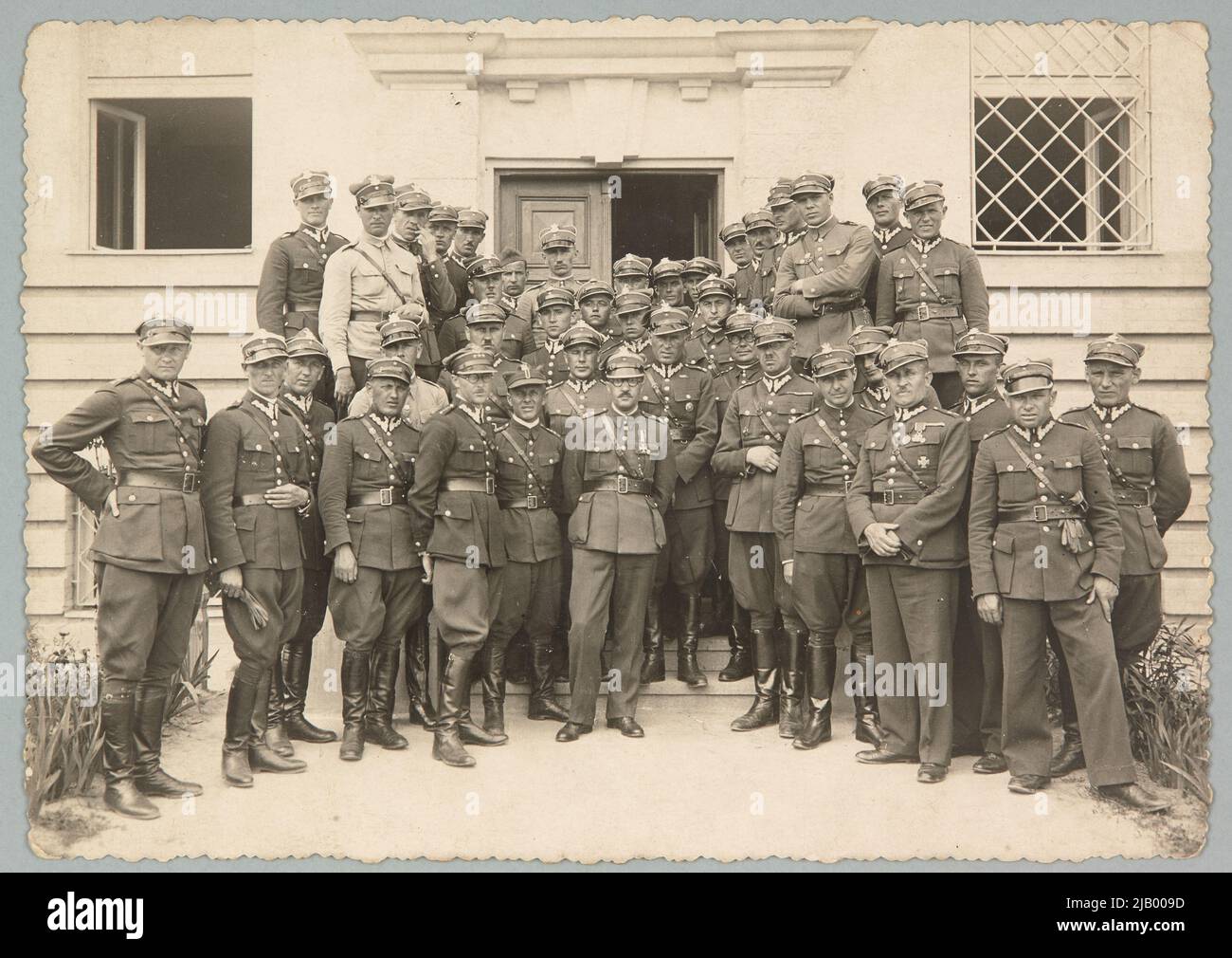 Soldiers pose in front hi-res stock photography and images - Alamy