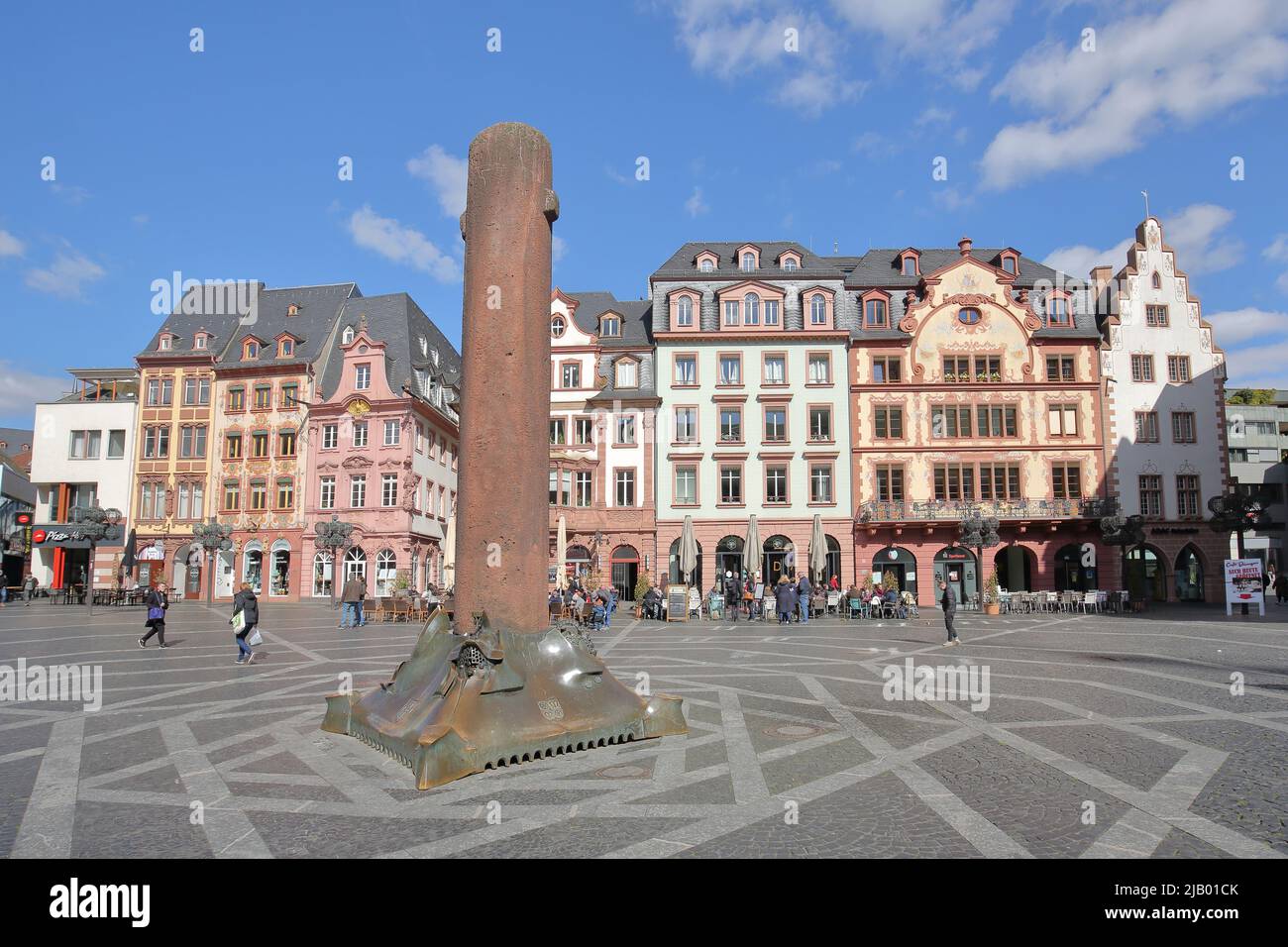 Market square with half-timbered houses and Heunensäule in Mainz ...
