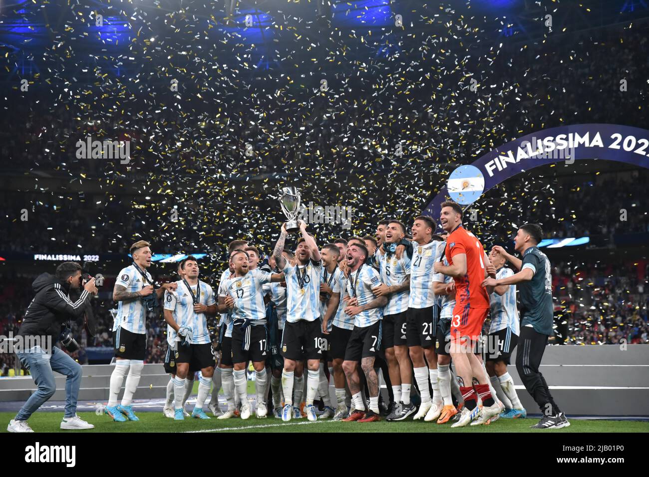 Lionel messi argentina trophy hi-res stock photography and images - Alamy