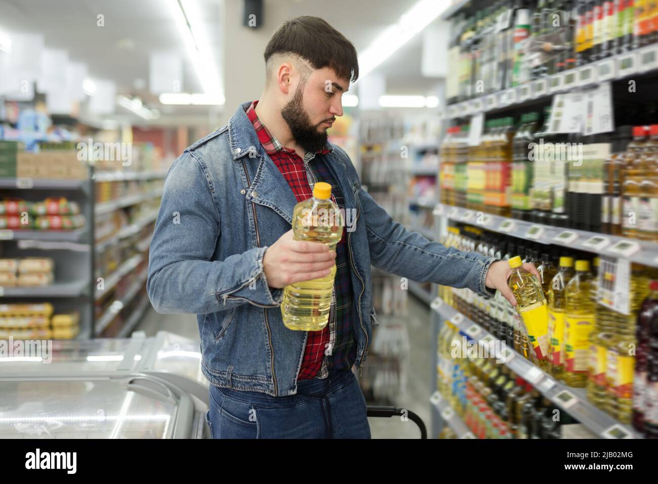 Grocery store shopper olive oil hi-res stock photography and images - Alamy