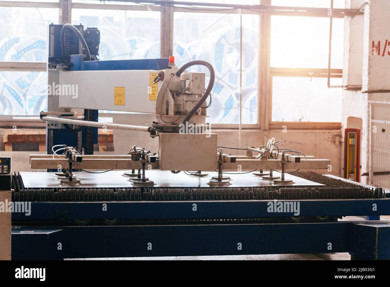 Loading unit of cutting machine. Mechanical vacuum lifter loading metal ...