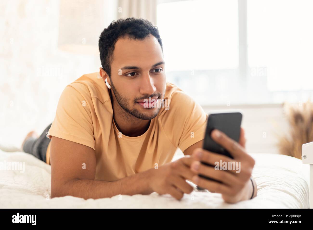 Man wearing earbuds hi-res stock photography and images - Alamy