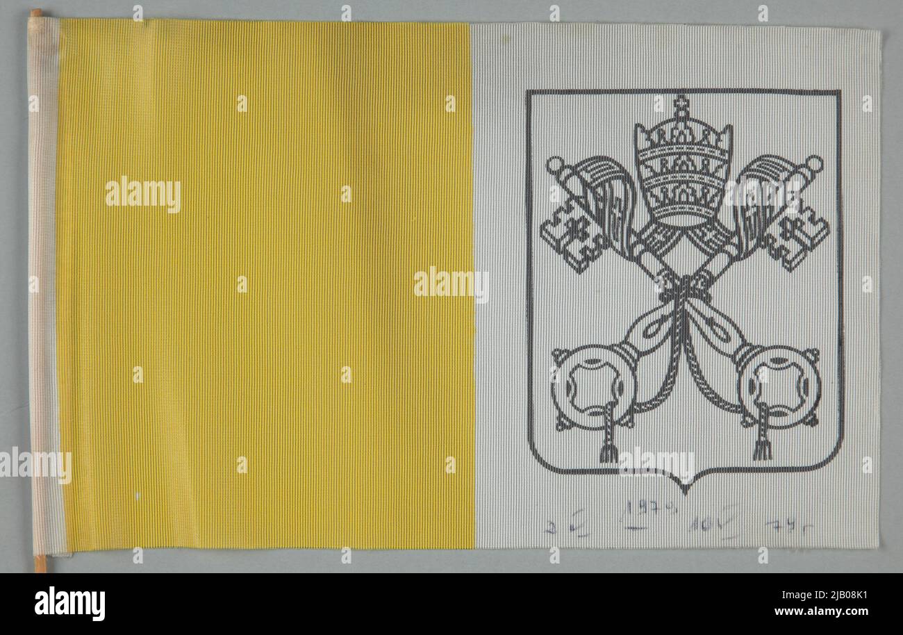 Papal flag hi-res stock photography and images - Alamy