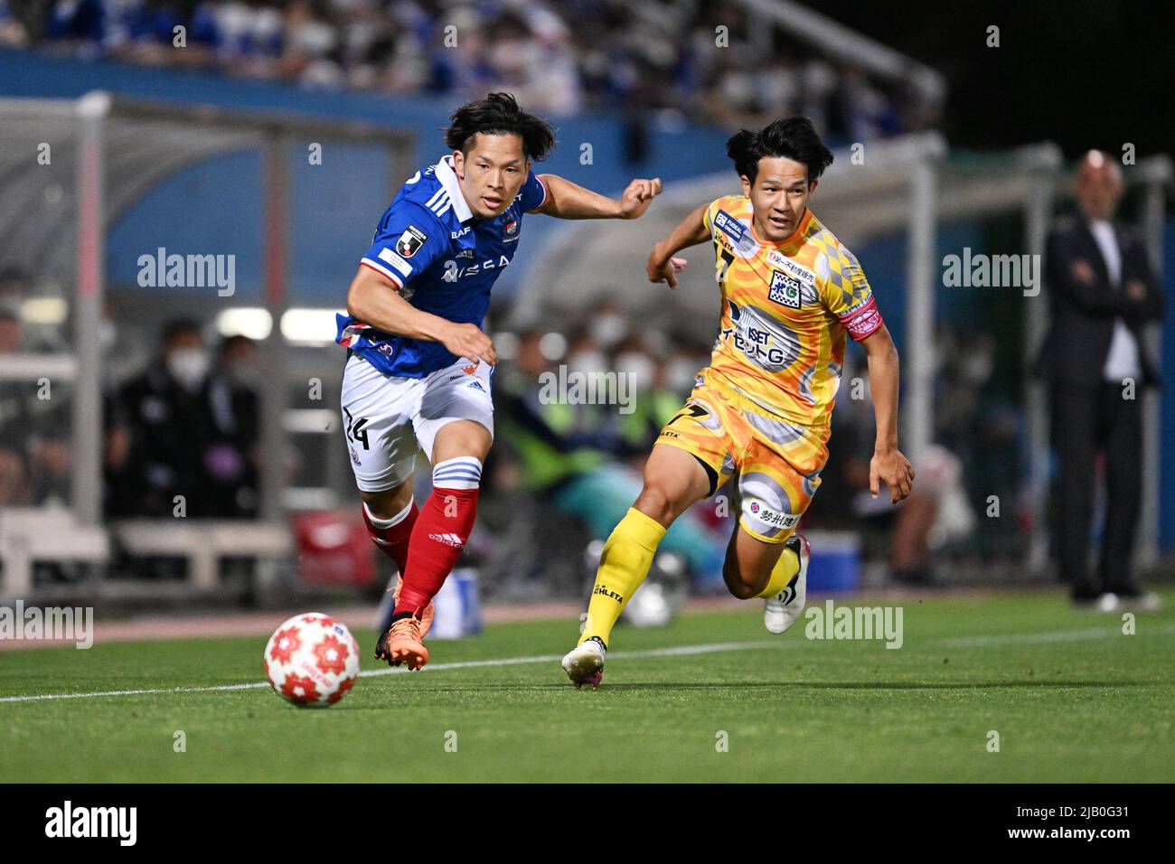 NHK Spring Mitsuzawa Football Stadium, Kanagawa, Japan. 1st June, 2022. (L-R) Tomoki Iwata (F ...