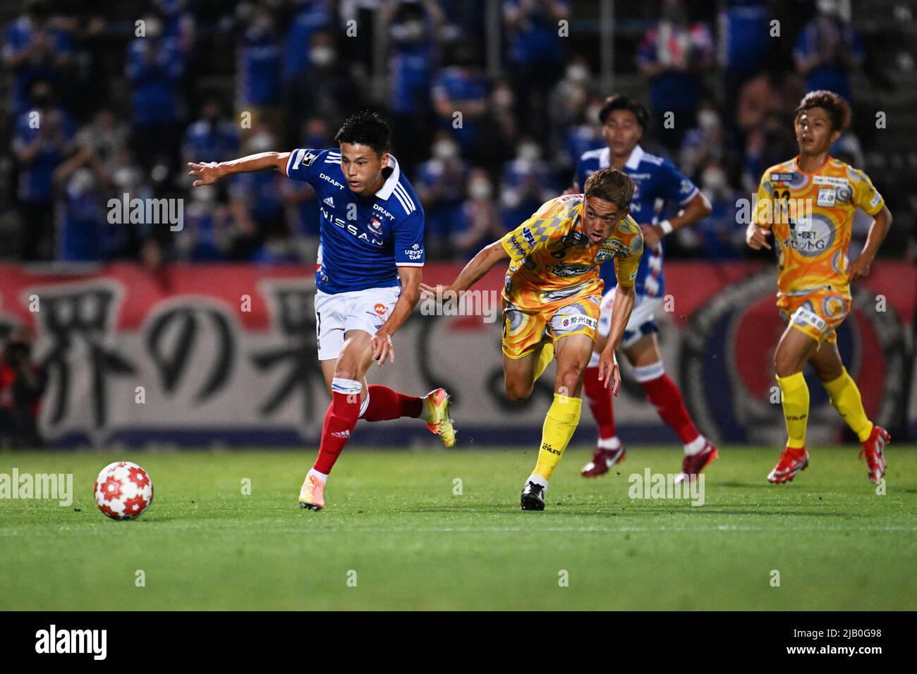 NHK Spring Mitsuzawa Football Stadium, Kanagawa, Japan. 1st June, 2022. (L-R) Rto Miyaichi (F ...