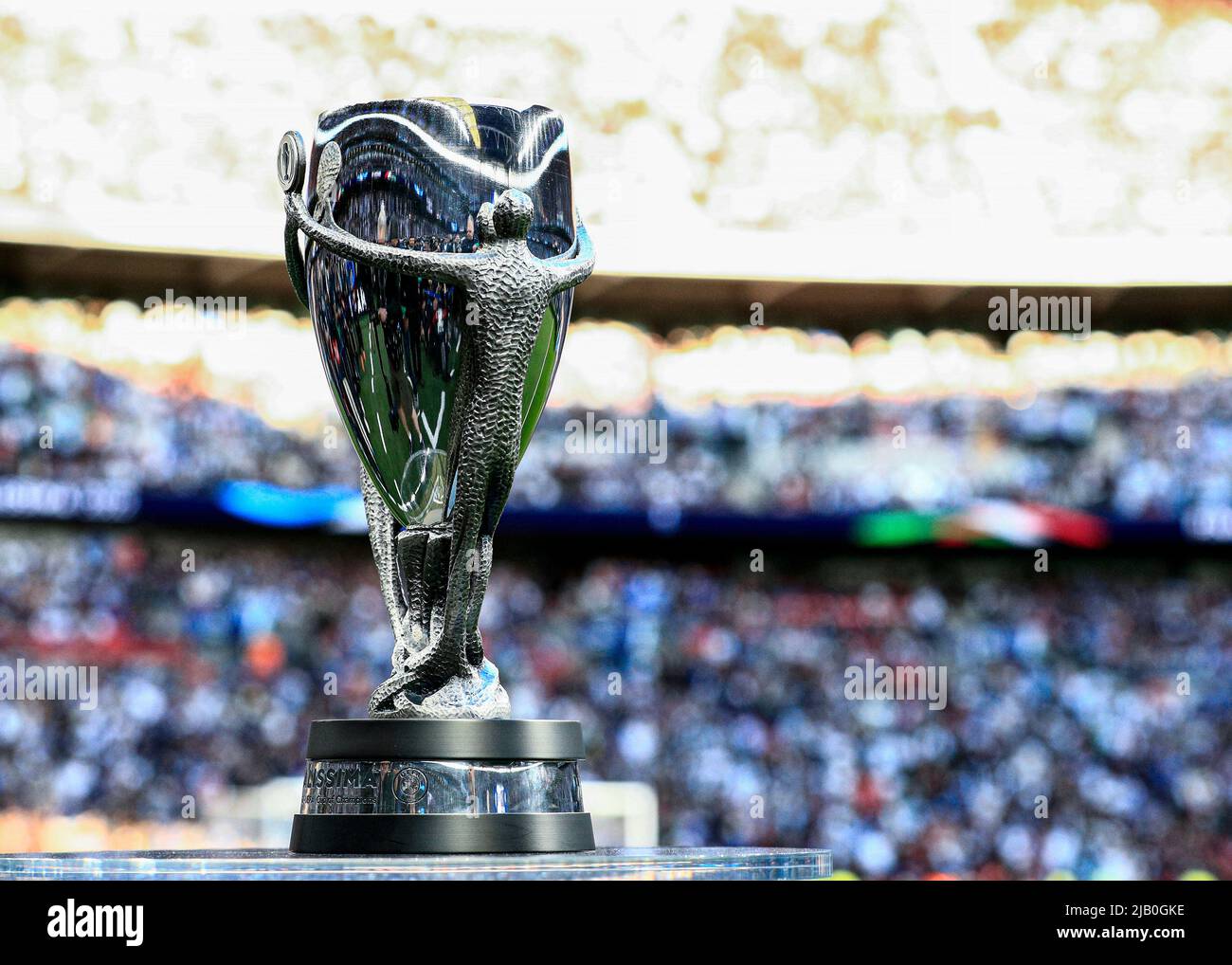 Wembley stadium trophy 2022 hi-res stock photography and images - Alamy