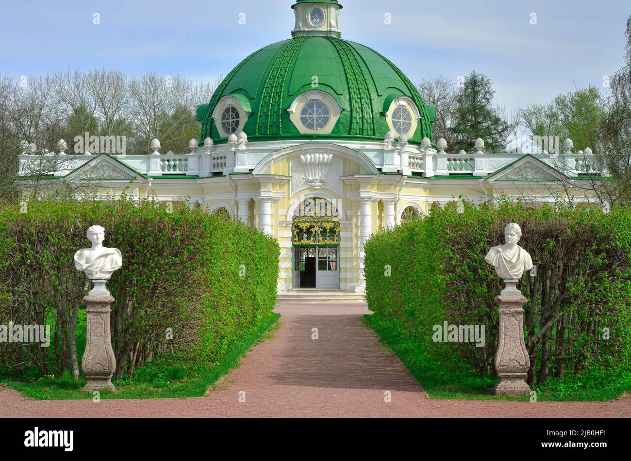 Moscow, Russia, 05.11.2022. Palace and park complex "Kuskovo". Alley to ...