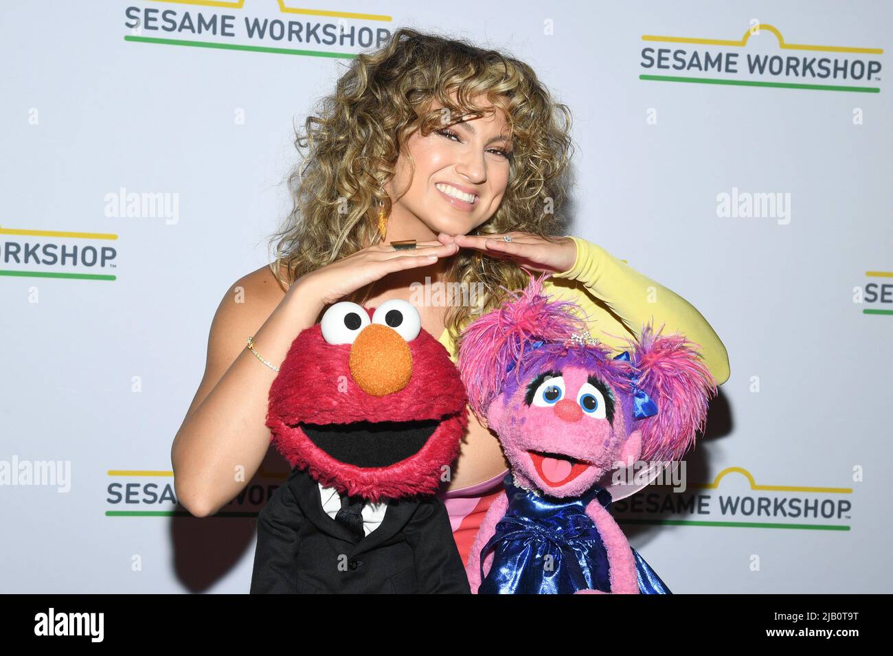 Tori Kelly poses with Sesame Street characters Elmo and Abby Cadabby ...