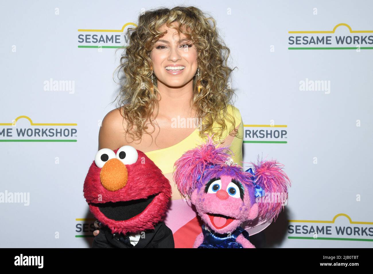 Tori Kelly poses with Sesame Street characters Elmo and Abby Cadabby ...