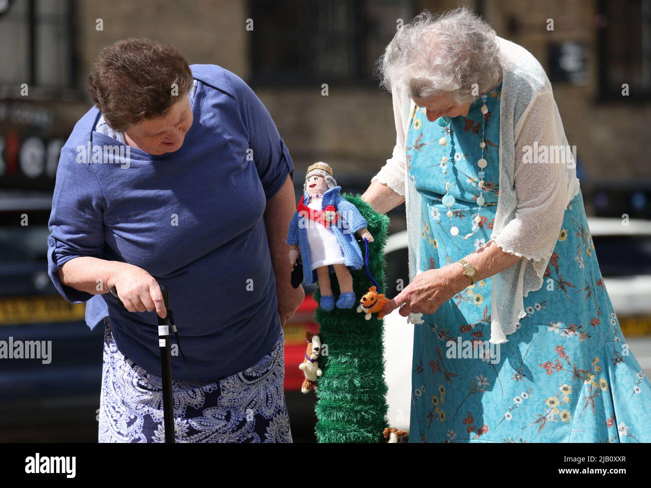 Oundle, UK. 01st June, 2022. Betty Parrington (right) with her daughter ...