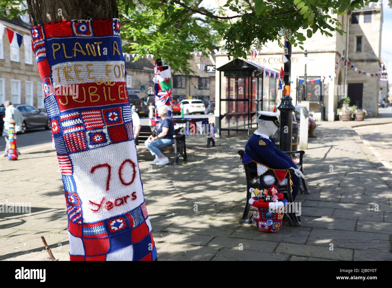 Queen elizabeth jubilee 2022 tree hi-res stock photography and images ...