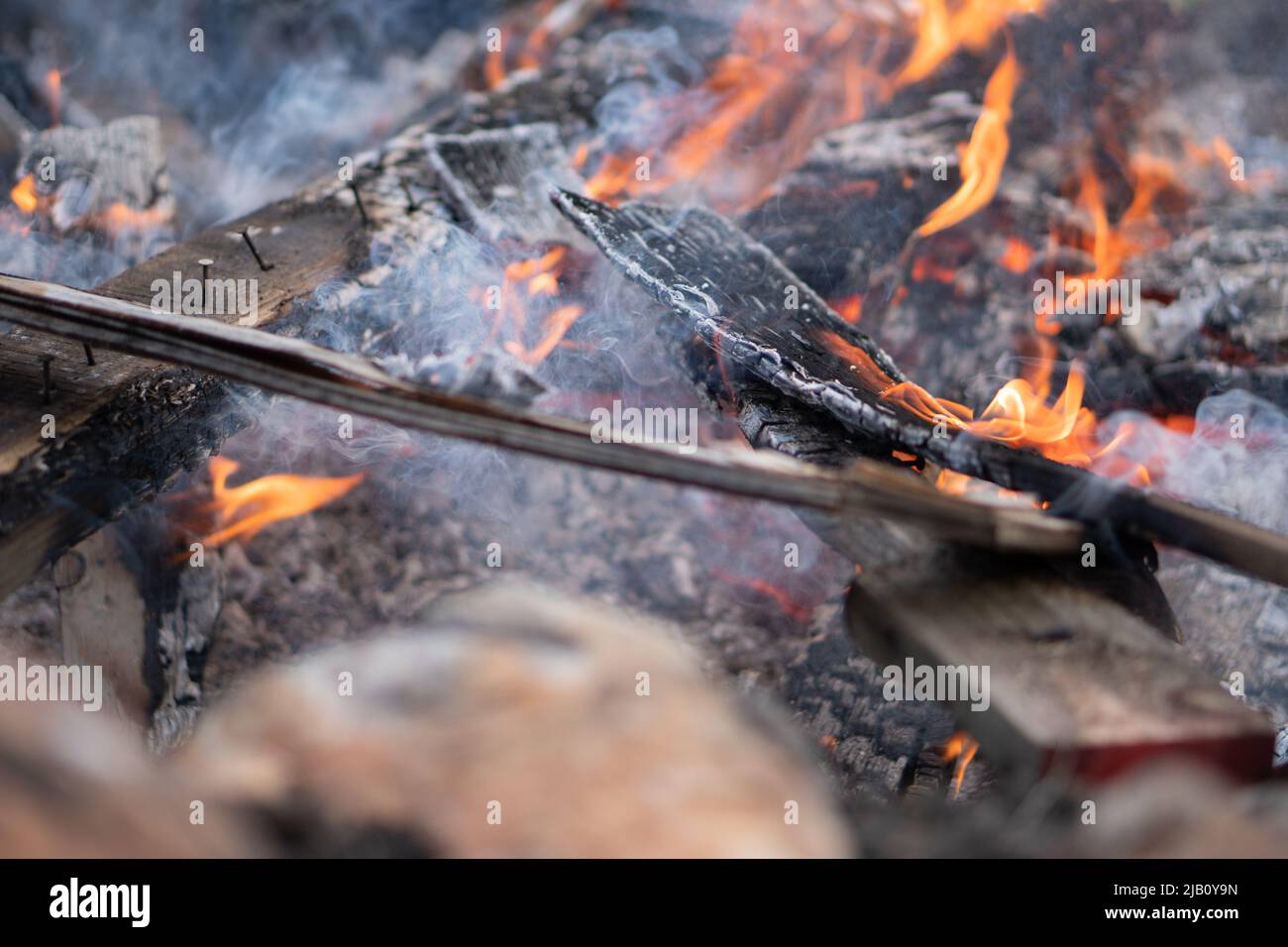ash and burnt wood in fire pit Stock Photo - Alamy