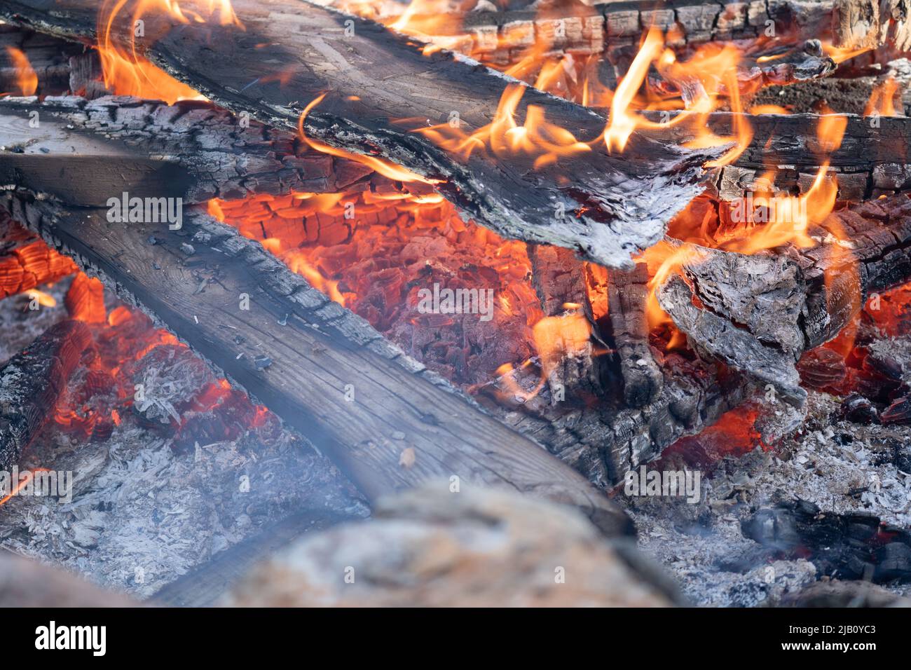 ash and burnt wood in fire pit Stock Photo - Alamy