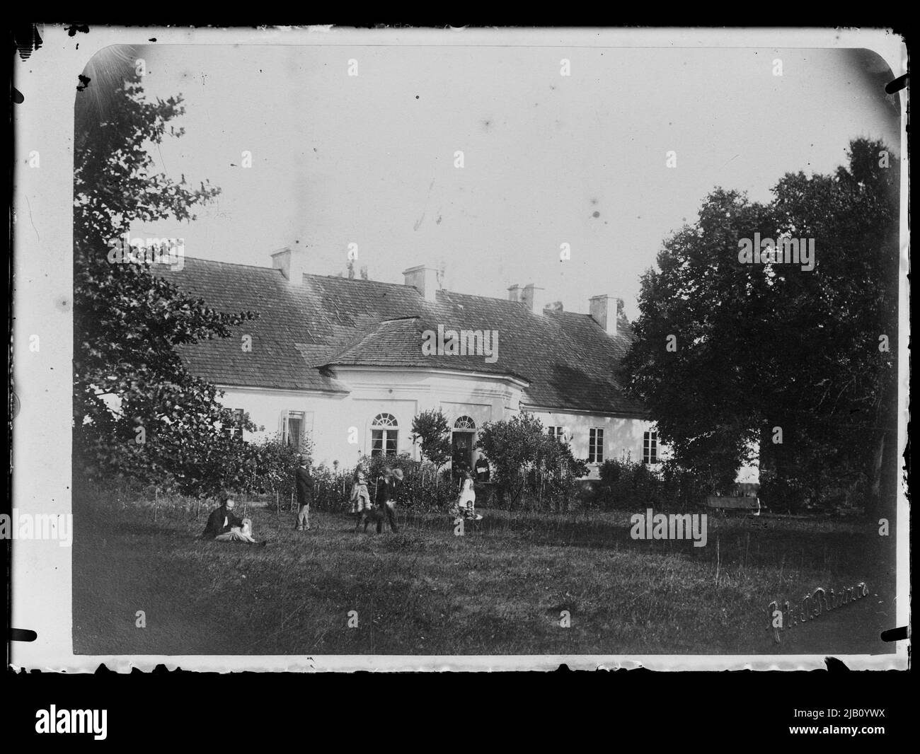 NN people surrounded by a one story court unknown Stock Photo - Alamy