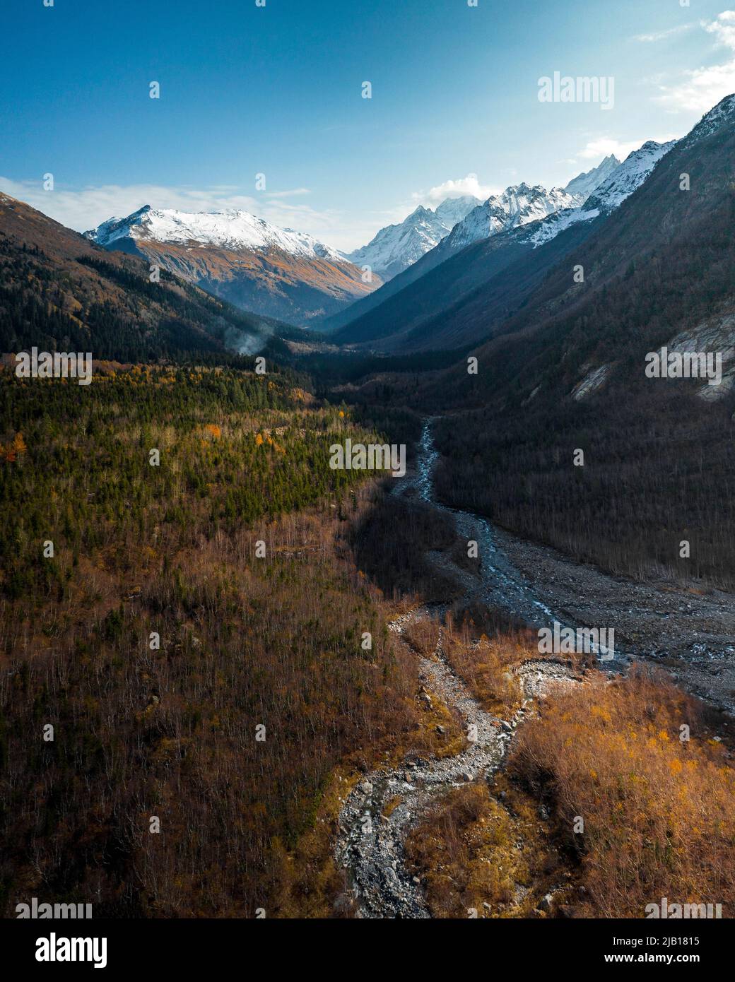 Running river with greenery hi-res stock photography and images - Alamy