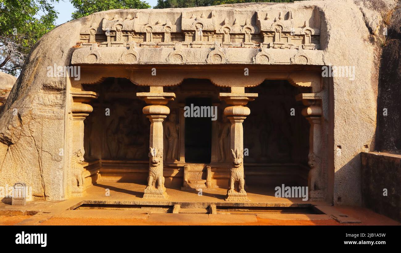 Four pillars sculpture in hi-res stock photography and images - Alamy