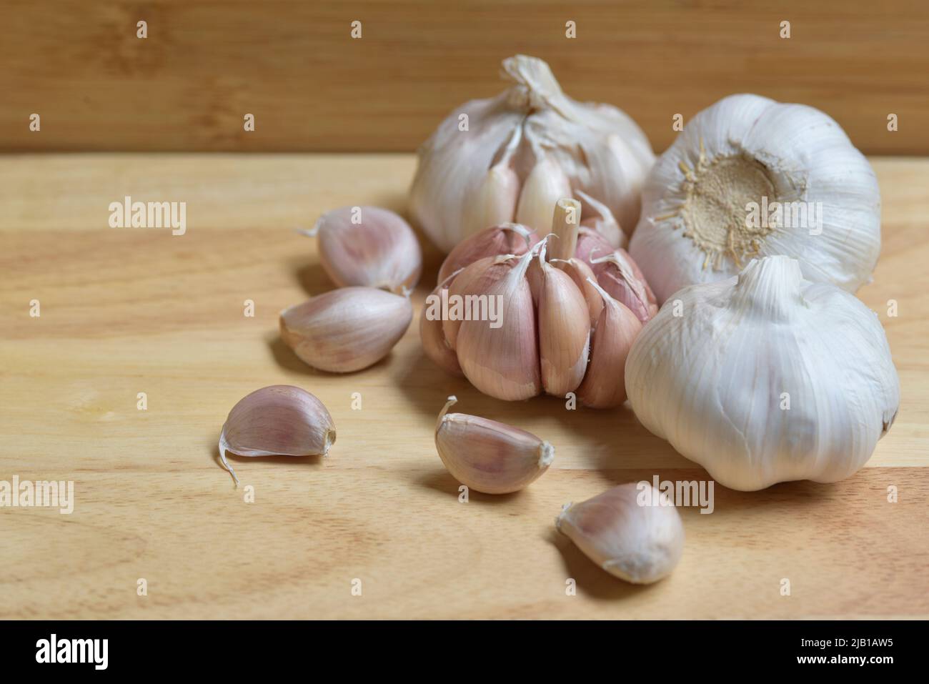 Garlic bulbs on wood background, close-up. Organic garlic top view ...
