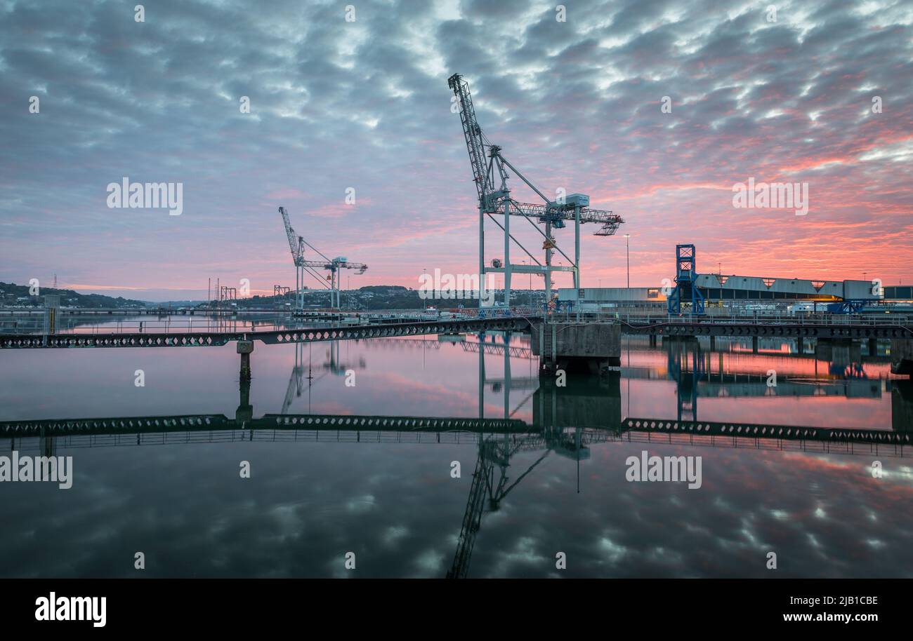 News industry docks hi-res stock photography and images - Alamy