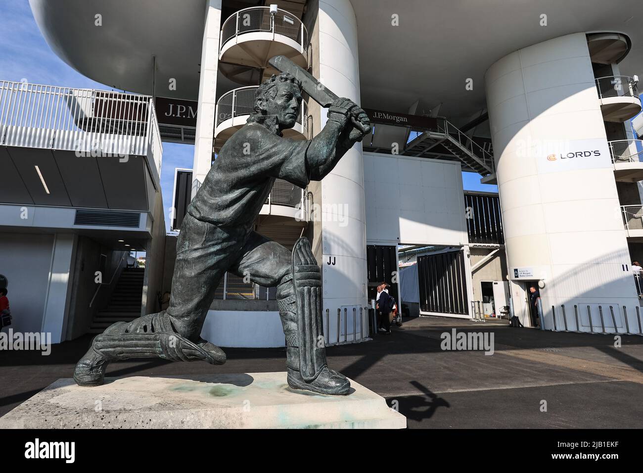 Batsman, Gerald Laing statue at Lords Stock Photo - Alamy