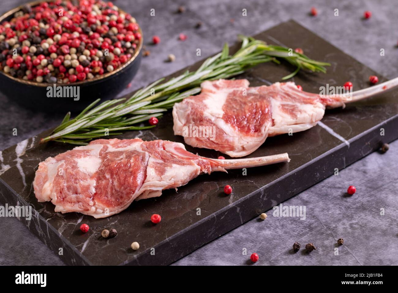 Lamb chops on dark background. Raw lamb chops with spices. close up ...