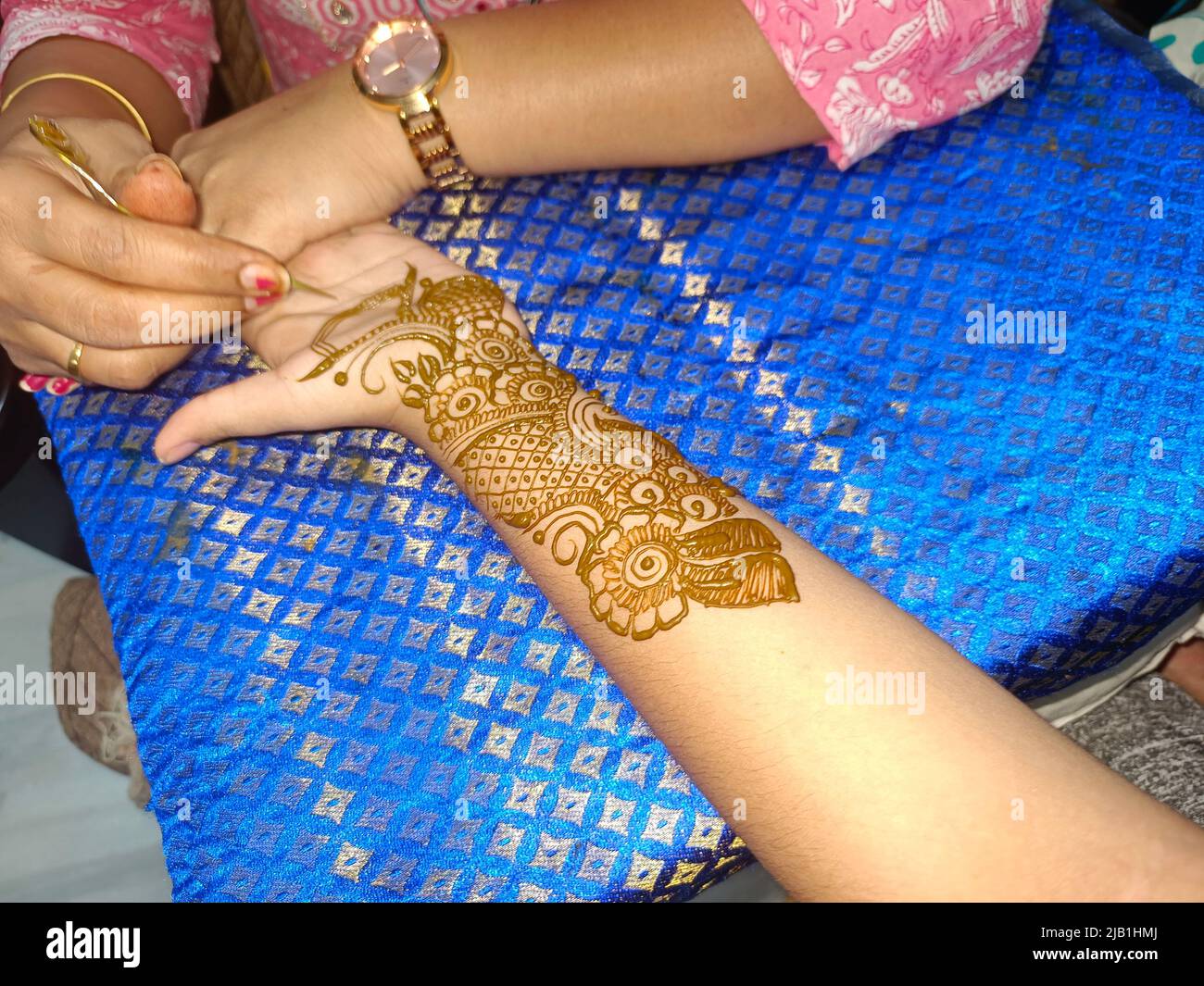 Mehndi artist making mehndi bridal hand In India, mehndi design Stock ...