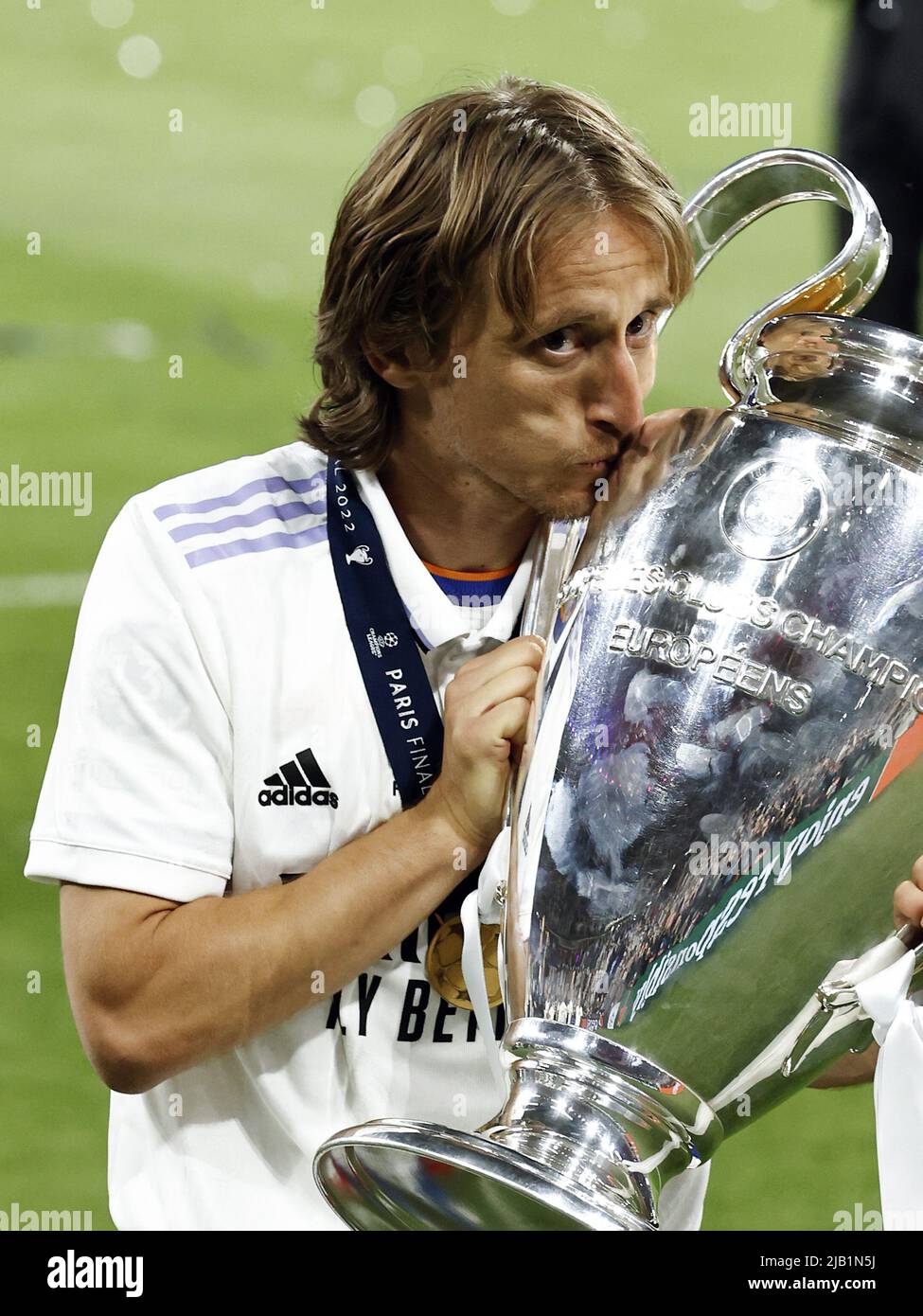PARIS - Luka Modric of Real Madrid kisses the UEFA Champions League ...