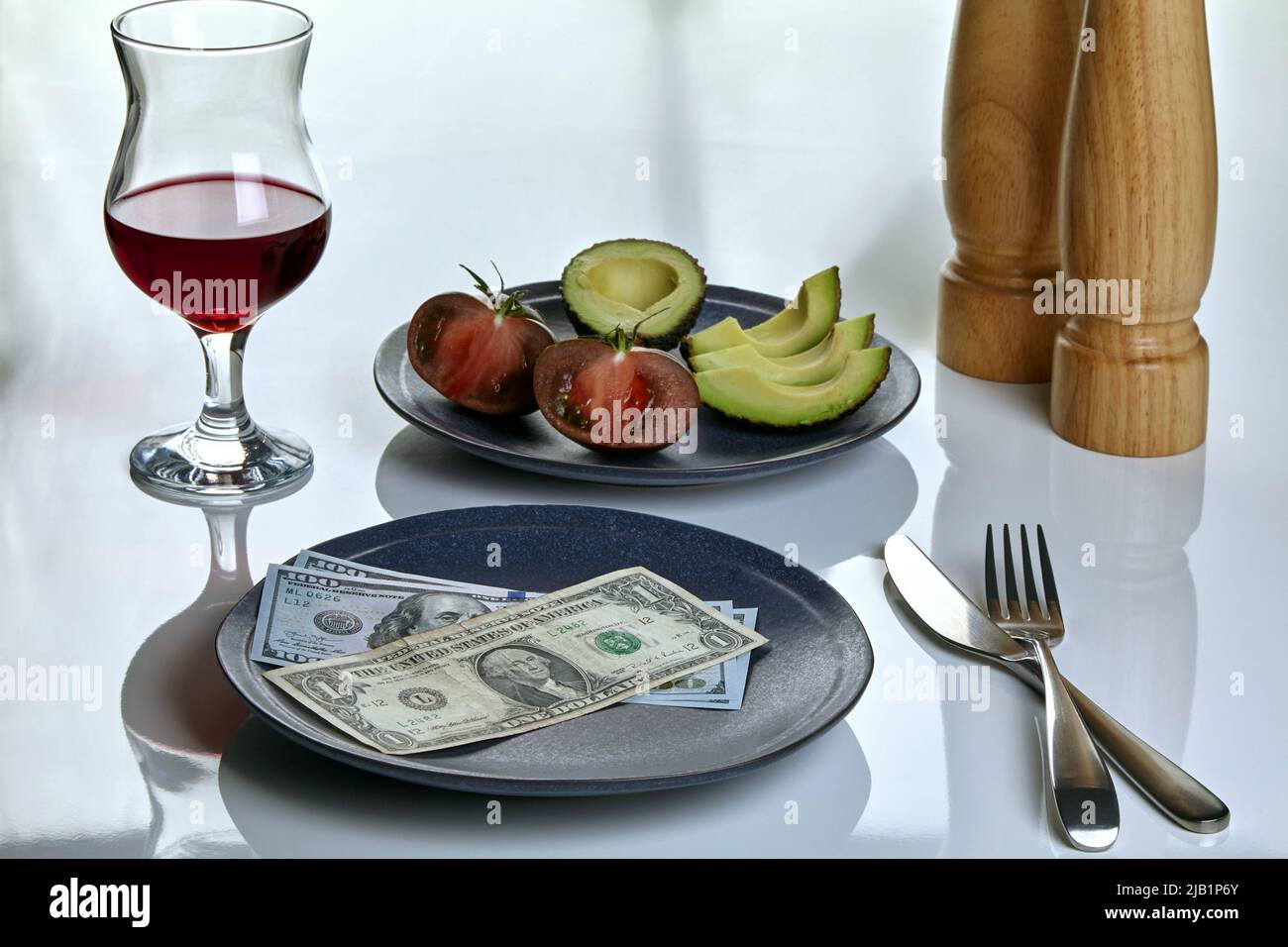 Restaurant tip table hi-res stock photography and images - Alamy