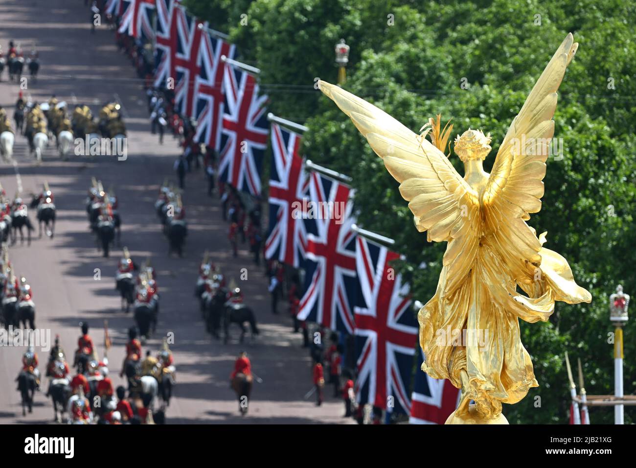 The Royal Procession leaves Buckingham Palace and heads down the Mall ...