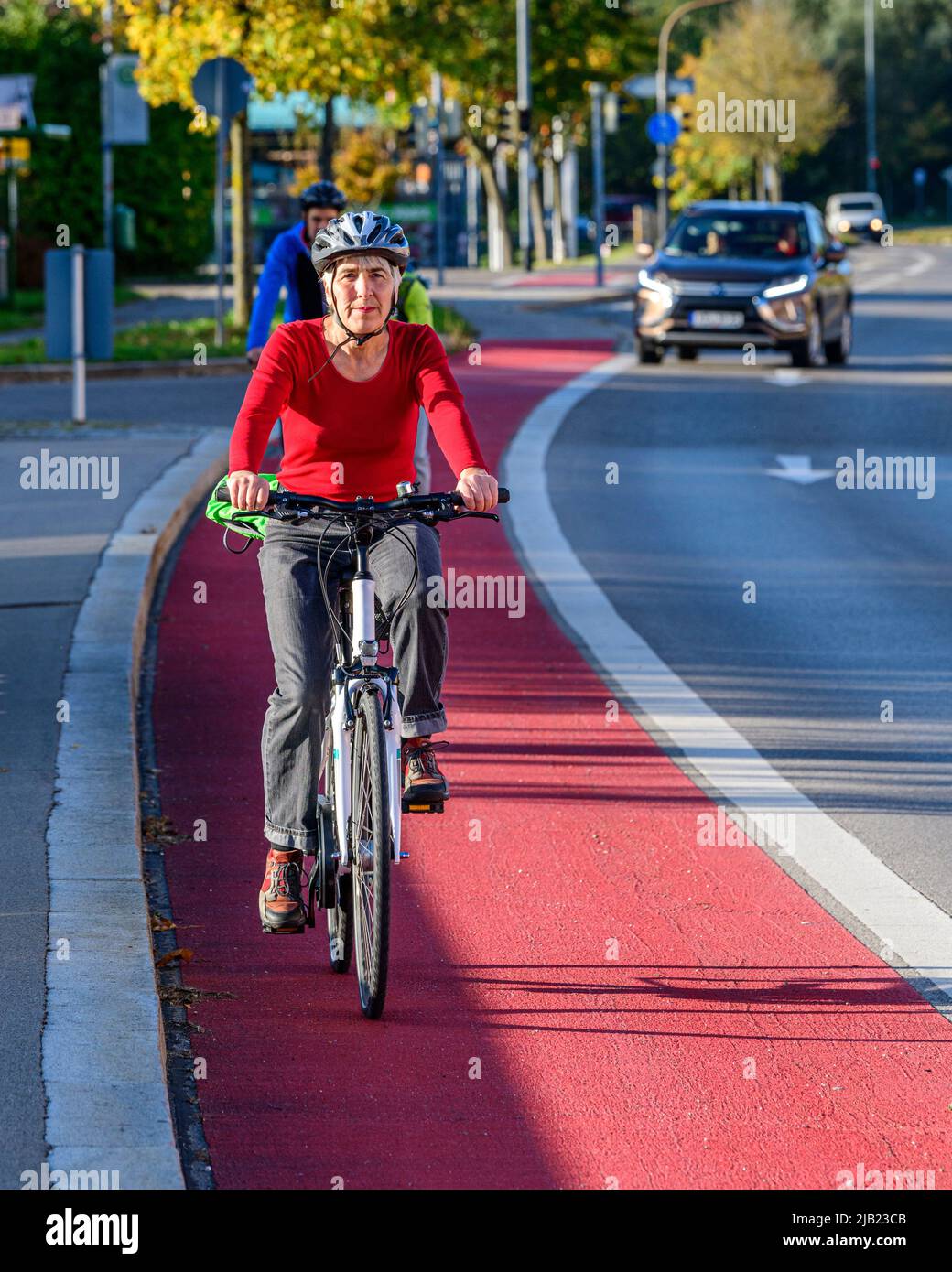 Cycling mobility on inner-city road Stock Photo - Alamy