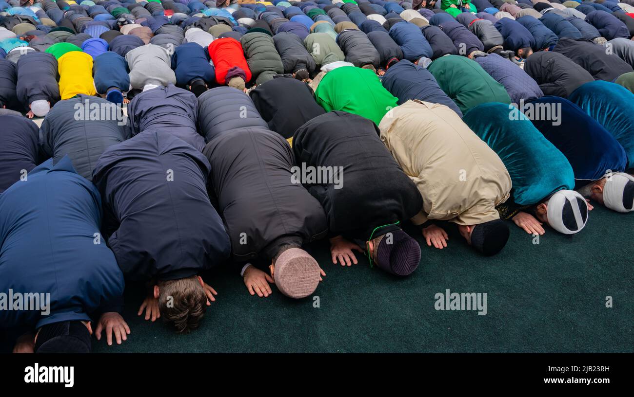 Muslim men praying. A Muslim Friday mass prayer Stock Photo - Alamy