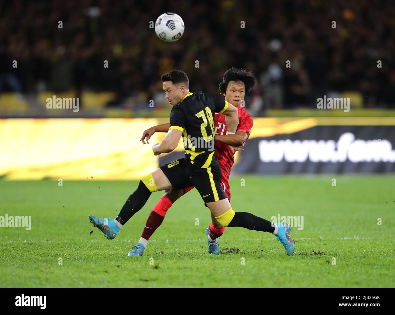 Yue Tze Nam (R) of Hong Kong and Dareen Yee Deng Lok (L) of Malaysia in ...