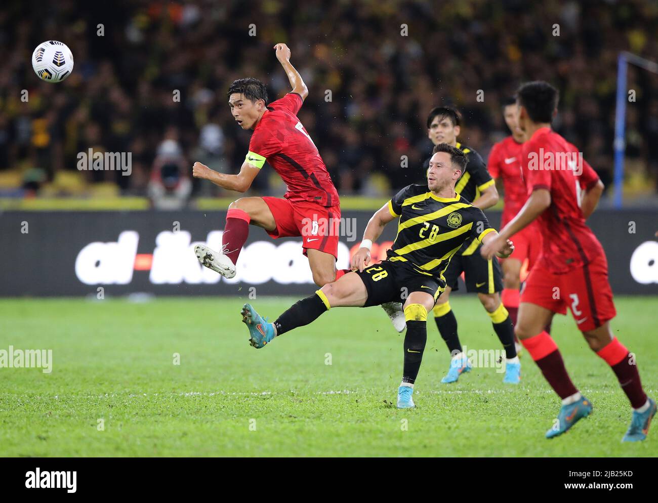 Huang Yang (L) of Hong Kong and Dareen Yee Deng Lok (R) of Malaysia in ...