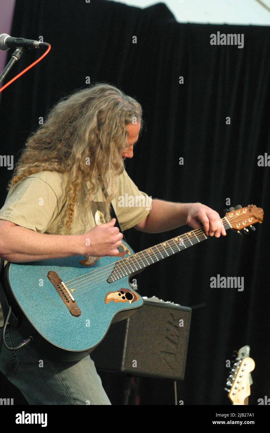 Alternating bass fingerpicking hi-res stock photography and images - Alamy