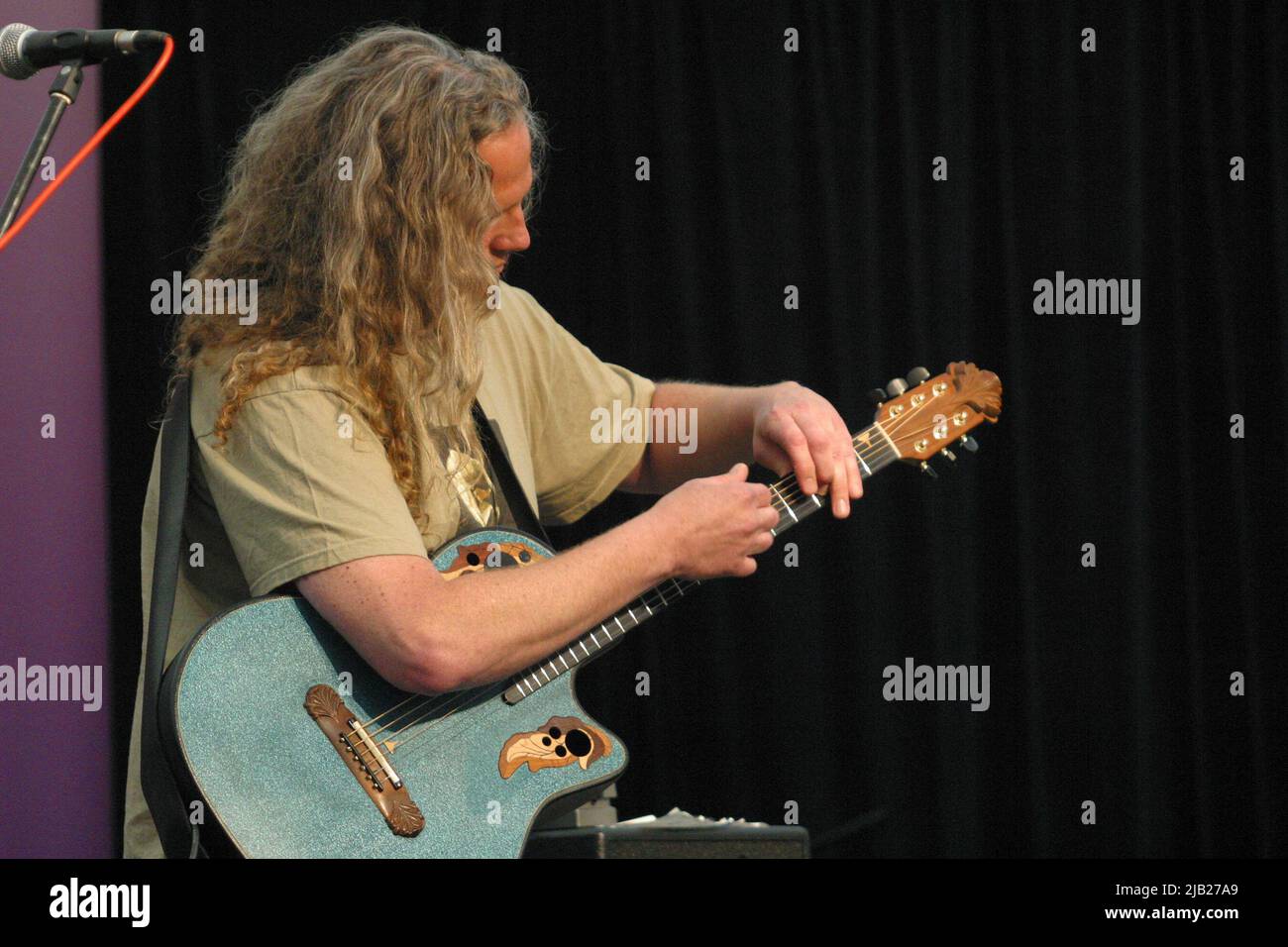 Alternating bass fingerpicking hi-res stock photography and images - Alamy