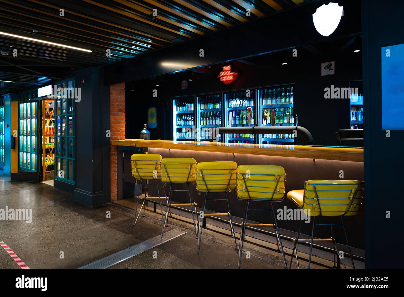 Classic bar counter interior with empty seats Stock Photo - Alamy