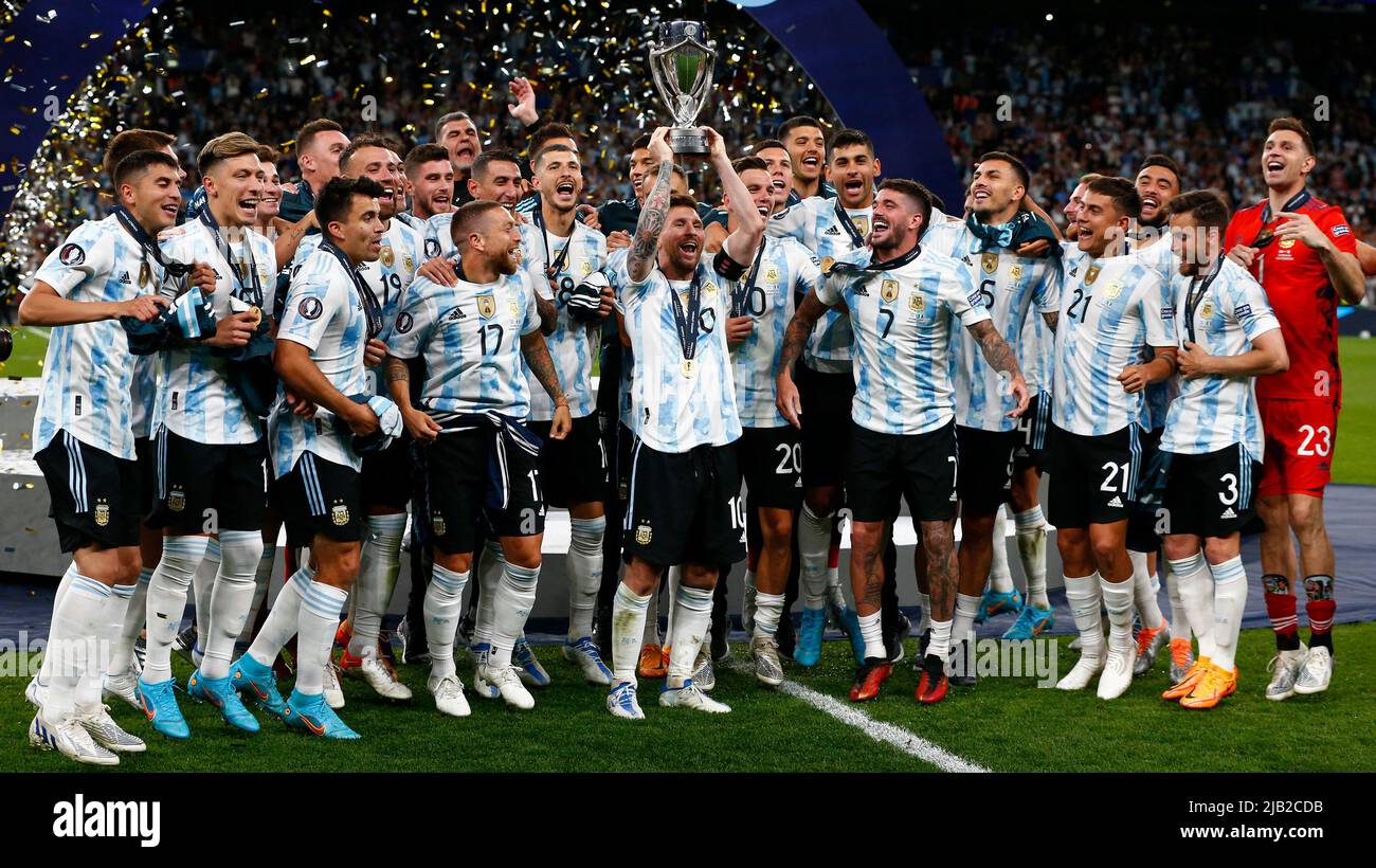 LONDON, ENGLAND - JUNE 01: Lionel Messi of Argentina lift the Trophy ...