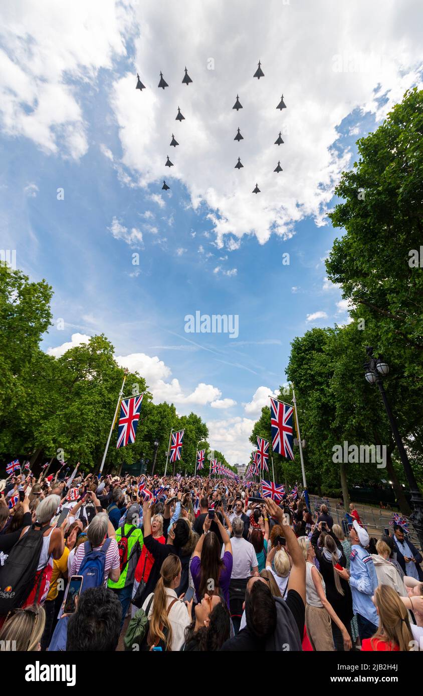 The Mall, London, UK. 2nd Jun, 2022. The Queen’s Birthday Flypast ...