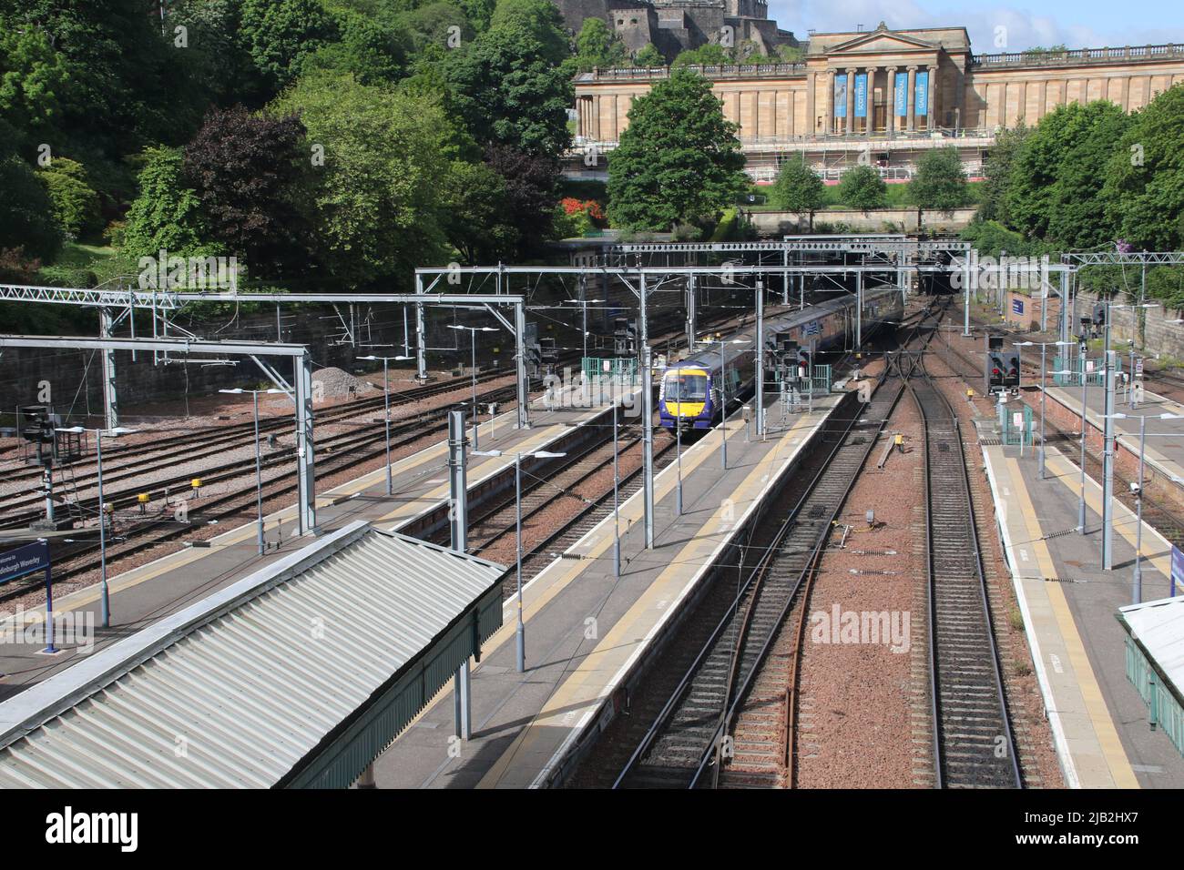 Train arriving into Edinburgh Waverley rail station Stock Photo - Alamy