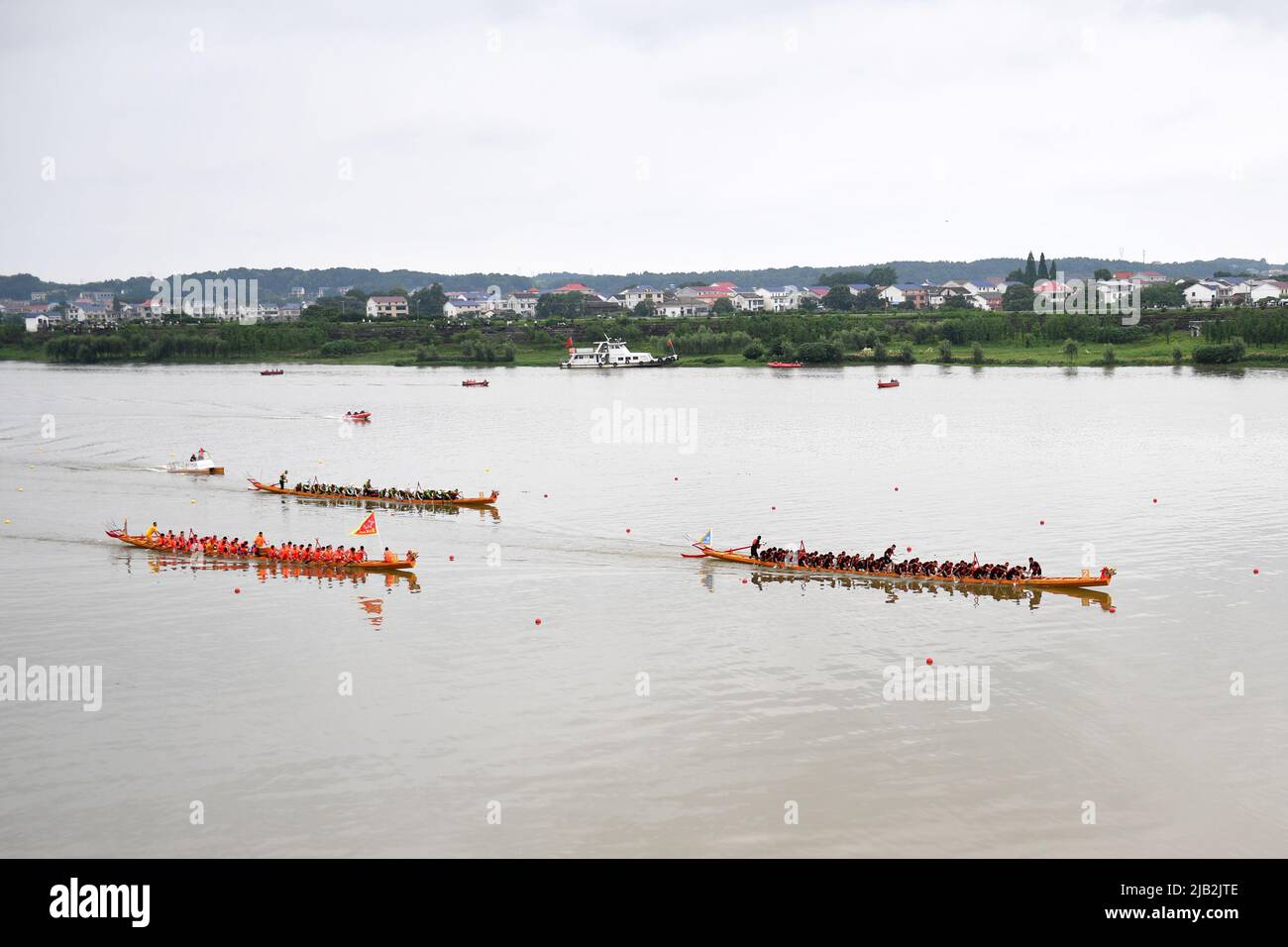 (220602) -- CHANGSHA, June 2, 2022 (Xinhua) -- Dragon boat crew members ...