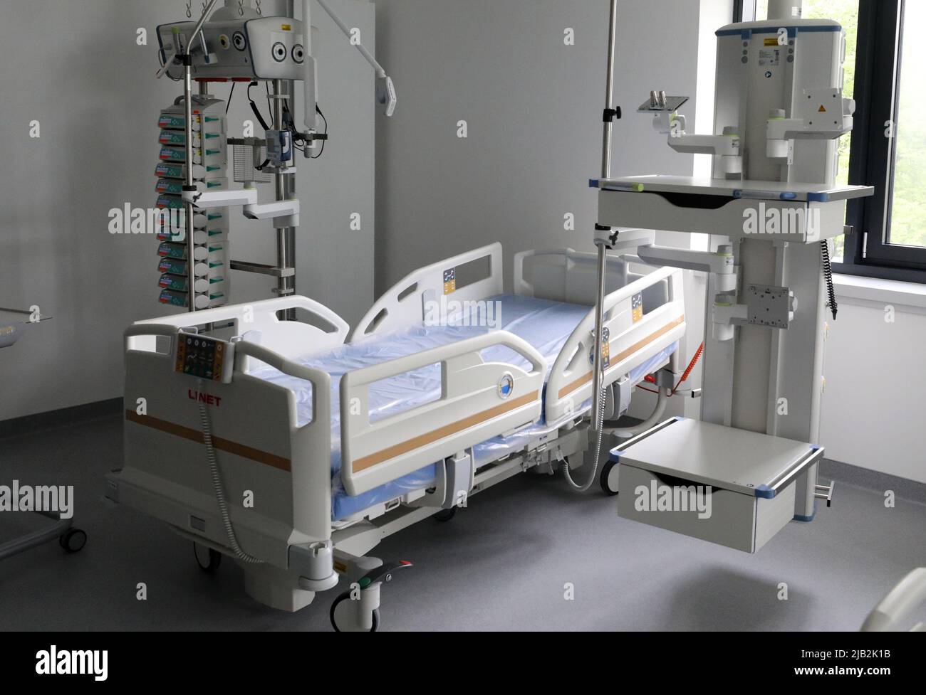 02 June 2022, Mecklenburg-Western Pomerania, Rostock: A patient bed in ...